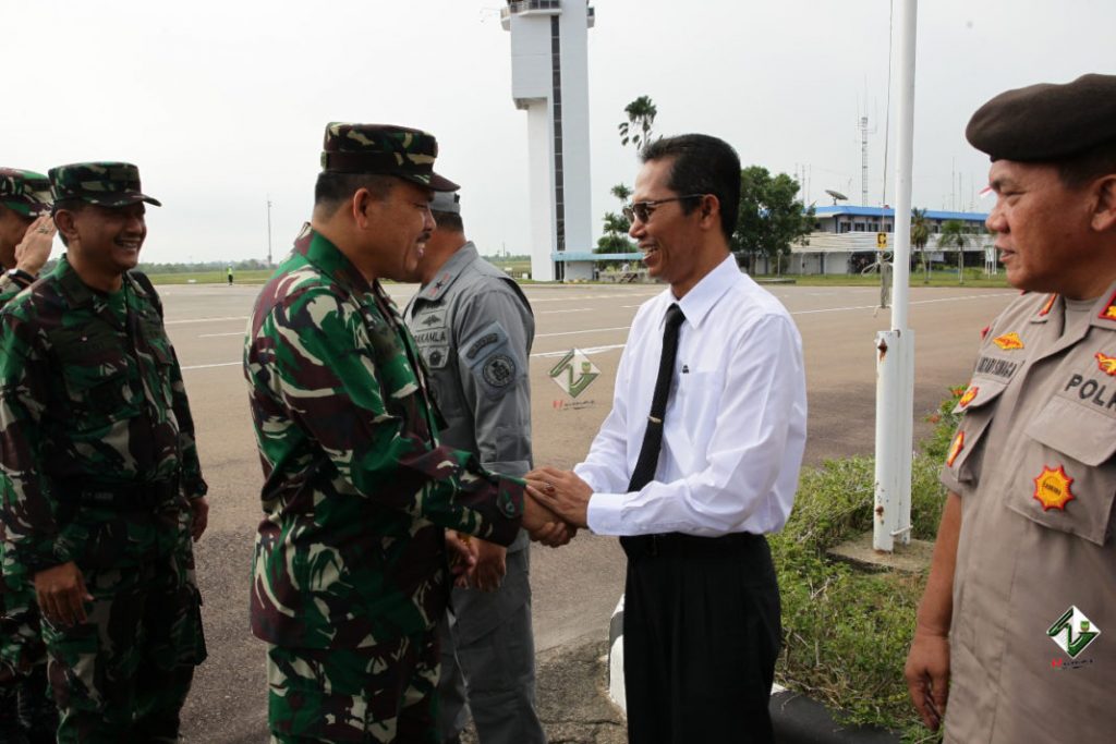 Penerbang Tempur Koopsau Latihan Parasailing di Batam - Media Center