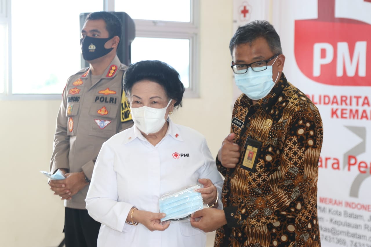 Jefridin Serahkan Penghargaan untuk Mitra PMI Batam - Media Center