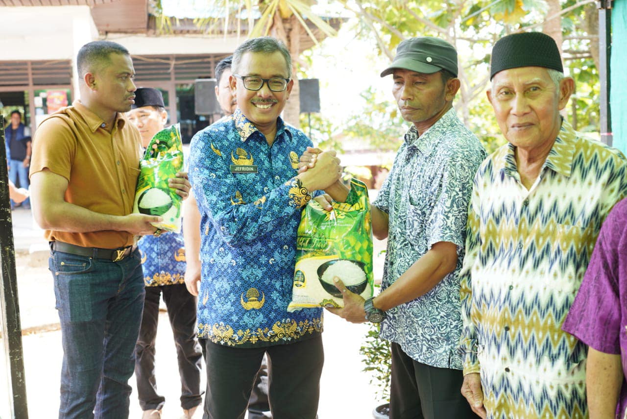 3.500 Paket Beras Didistribusikan Untuk Masyarakat di Kecamatan Bulang ...