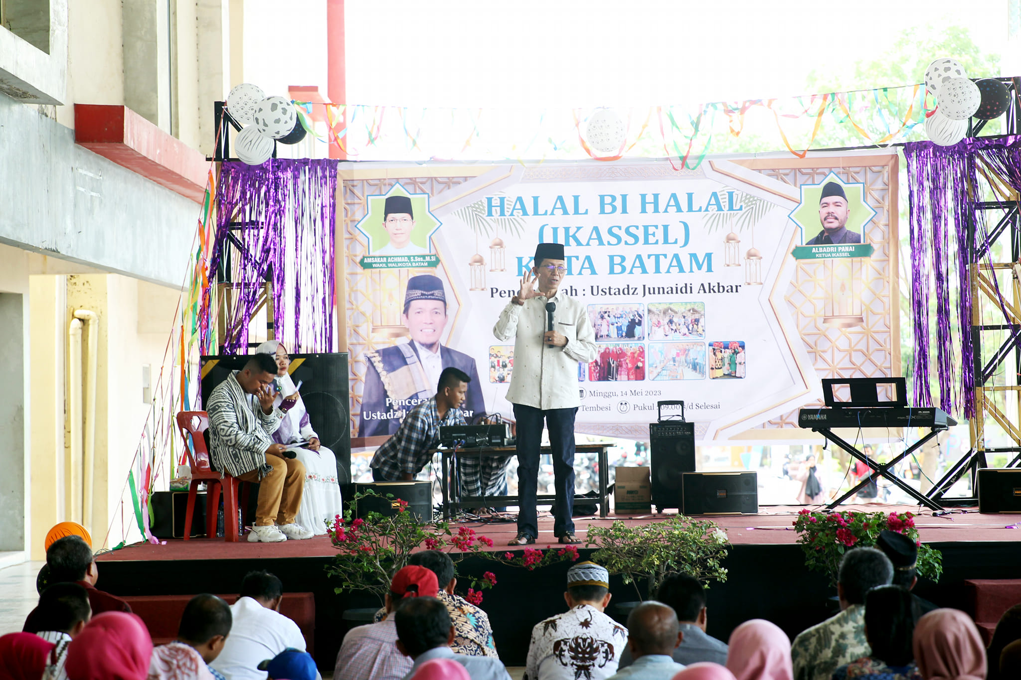 Lesehan, Amsakar Berbaur Akrab Dengan Warga Batam Asal Solok Selatan ... Lesehan, Amsakar Berbaur Akrab Dengan Warga Batam Asal Solok Selatan ...
