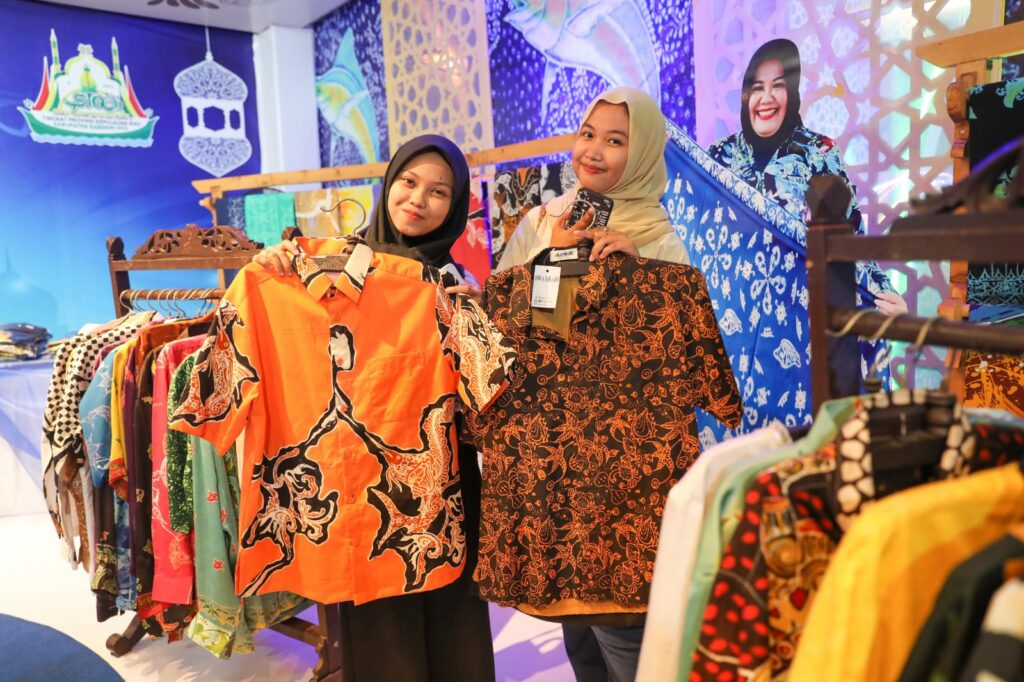 Ada Souvenir Baju "BatamKotaBaru" di Stand Bazar Batam - Media Center
